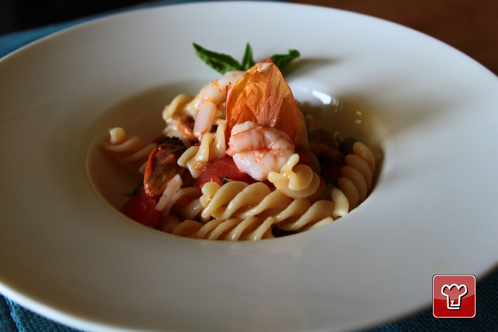 Salade de pâtes froides aux crevettes et aux moules est une Plats ...